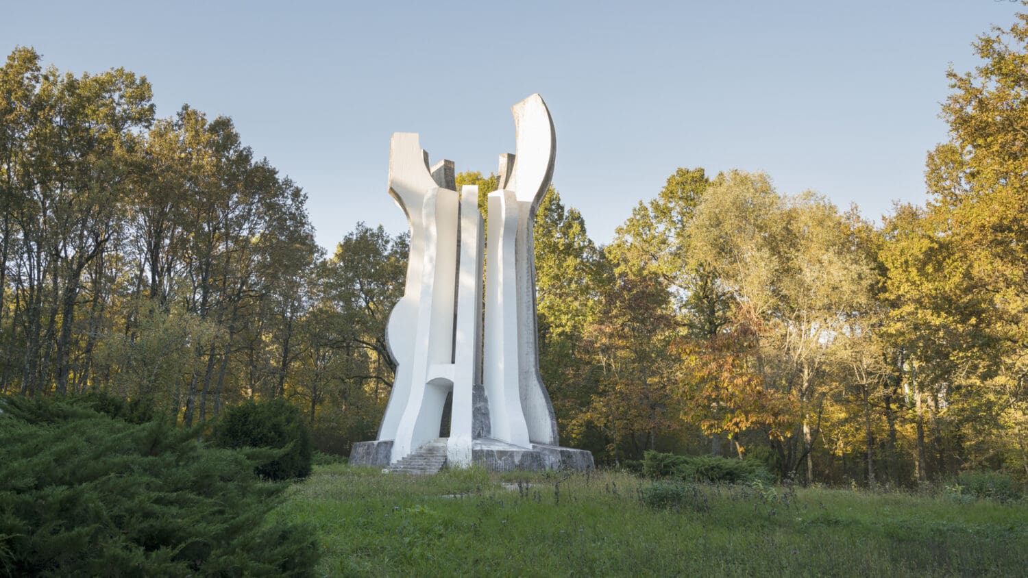 Spomeniks :: An Overland Quest Through the Balkans