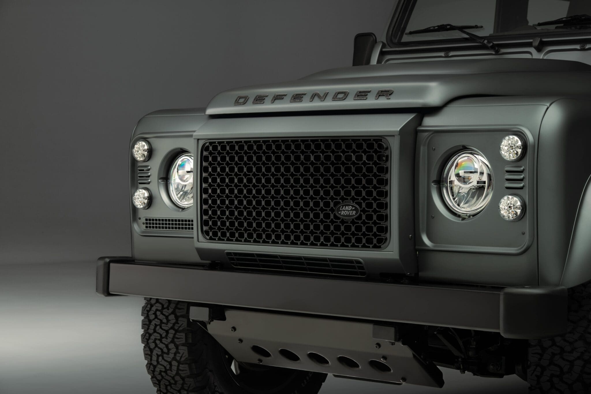 Land Rover Classic Defender V8 Now Available with Defender Octa Color ...