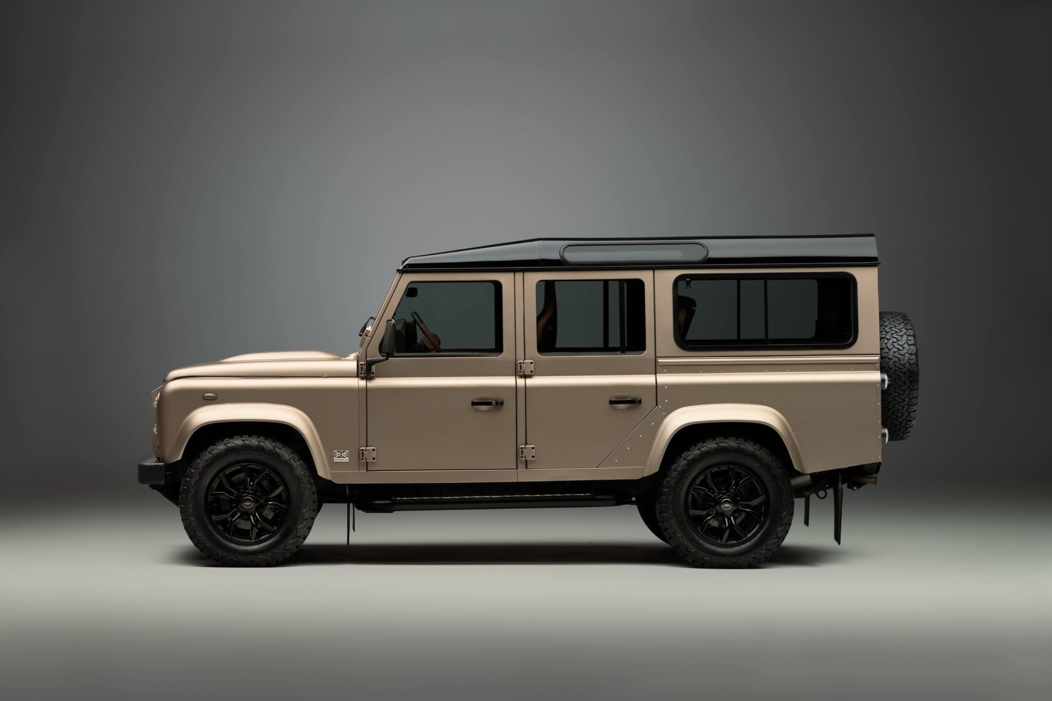 Land Rover Classic Defender V8 Now Available with Defender Octa Color ...